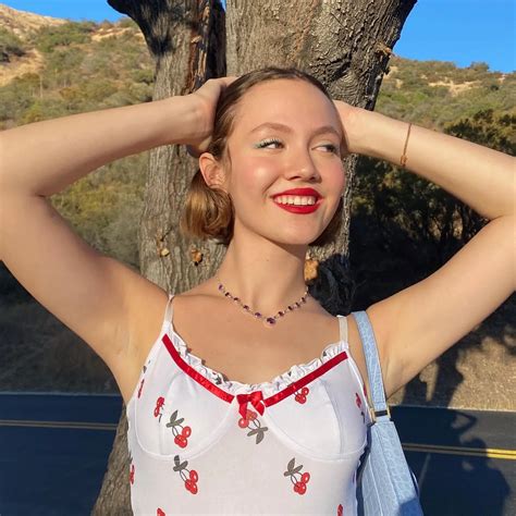 Iris Apatow Scrolller