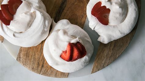 Mini Strawberry Pavlovas Wttw Chicago