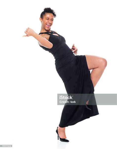 전체 길이1 인정면 2029세 성인 아름 다운 아프리카 민족아프리카계 민족젊은 여성 록 뮤지션 굽힘춤흰색 배경 착용 드레스시원한 태도음악 20 24세에 대한 스톡 사진 및