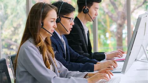 원격 고객 또는 동료를 지원하기 위해 사무실에서 일하는 헤드셋을 착용한 비즈니스 사람들 콜센터 텔레마케팅 고객 지원