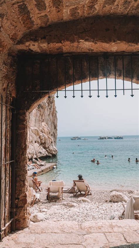 모래 위에 누워있는 사람 · 무료 스톡 사진