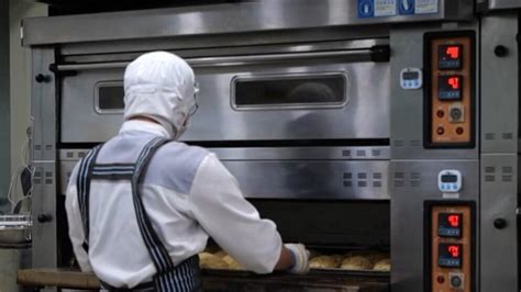 따뜻한 빵을 굽는 요셉베이커리