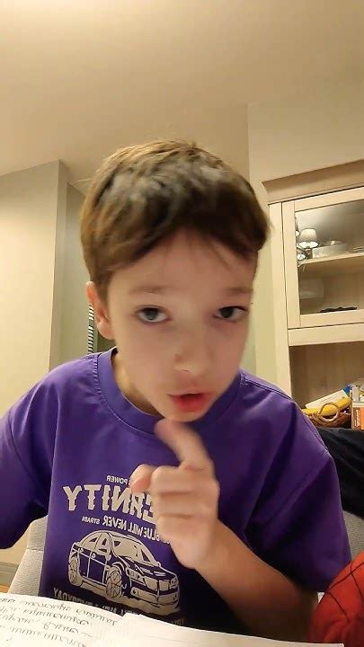 Мой друг в костюме человека паука мешал мне делать домашнее задание 🤣🤣🤣