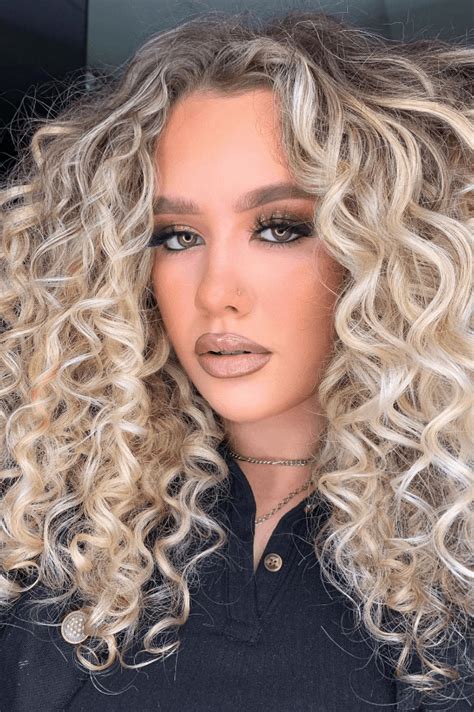 39 Effortlessly Chic Curly Hairstyles To Elevate Your Look Curly Hair