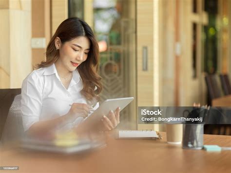태블릿에 전자 뉴스 세계 동향을 읽고 자신감 비즈니스 마케팅 읽기에 대한 스톡 사진 및 기타 이미지 읽기 여자 인터넷