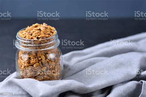 견과류 딸기 초콜릿을 어두운 콘크리트 배경에 유리 항아리에 곁들인 바삭바삭한 꿀 수제 그래놀라 아침 식사에 건강한 비건 간식 아이디어 공간을 복사합니다 레시피 영양을 쉽게