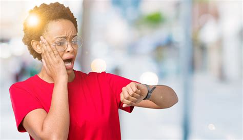 아름 다운 젊은 아프리카계 미국인 여자에 안경을 절연 배경 시계 시간 걱정 늦게 점점 무서 워 보고 T 셔츠에 대한 스톡 사진
