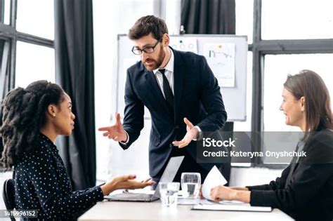 팀워크 협업 개념 성공적인 다인종 사무실 직원 비즈니스 파트너 현대 사무실에서 중요한 프로젝트에 함께 일하고 전략 및 사업 계획을 논의합니다 20 24세에 대한 스톡 사진