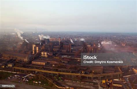 산업 파이프에서 대기로 방출 스모크 스택 파이프는 무인 항공기로 촬영 야경 0명에 대한 스톡 사진 및 기타 이미지 0명 강철 공장 산업 건물 Istock