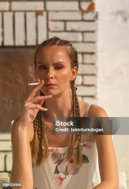 Junge Russin Rauchen Vom Balkon In Istanbul Türkei Stockfoto Und Mehr