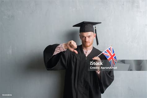 회색 그런 지 이상 젊은 빨간 머리 사람 벽 잡고 성 난 얼굴을 가진 미국된 Kigdom 플래그 거절 된 음수 부호 표시 혐오