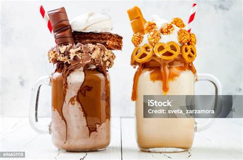 캐 러 멜과 초콜릿 관대 Exreme 밀크 쉐이크 Brezel 와플 팝콘 마 시 멜로 아이스 크림 휘 핑된 크림 미친 Freakshake 식품 추세 합니다 기이함에 대한