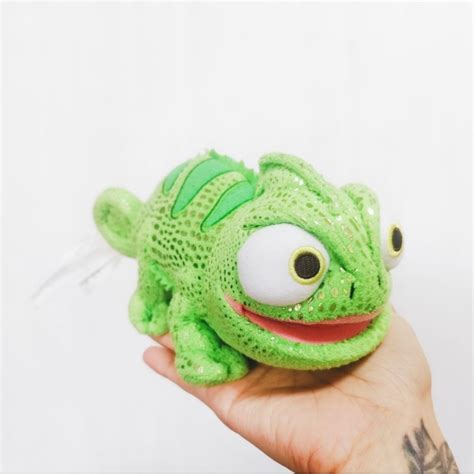 ตุ๊กตากิ้งก่า Pascal ในเรื่องราพันเซล Rapunzeldisney Rapunzel Pascal Green Chameleon Tangled