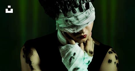 머리에 검은색과 흰색의 왕관을 쓴 검은 드레스를 입은 여자 사진 Unsplash의 무료 인도 이미지