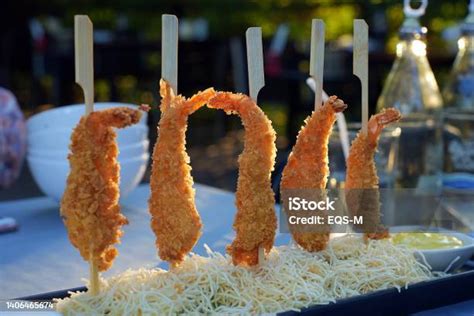 새우를 반죽에 넣고 감자튀김과 소스를 나무 쟁반에 얹습니다 근접 촬영 그릇에 대한 스톡 사진 및 기타 이미지 그릇 깊은 대두 콩 Istock