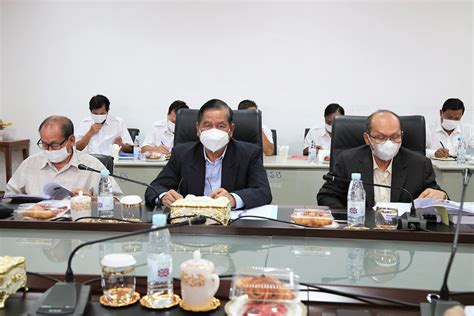 រូបភាពសកម្មភាព ឯកឧត្ដម ប្រាជ្ញ ចន្ទ ប្រធាន គ ជ ប ដឹកនាំកិច្ចប្រជុំ គ ជ ប ដើម្បីពិនិត្យ