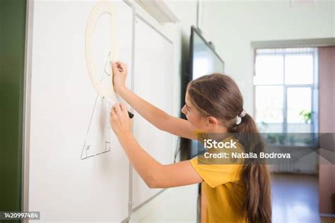 학생은 학교 교실에서 칠판에 삼각형을 그립니다 십대 아이는 중간 링크에서 수학 기하학 수업에서 각도기로 각도를 측정합니다 수학에 대한 스톡 사진 및 기타 이미지 Istock