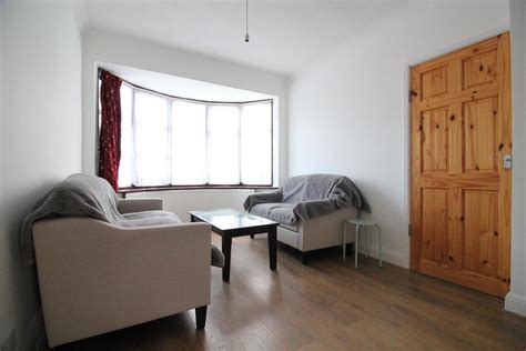 St Crispins Close Southall 3 Bed House £2295 Pcm £530 Pw