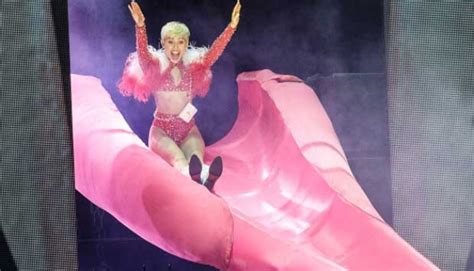 Miley Cyrus Tampil Super Seksi Dalam Konsernya Tempo Co