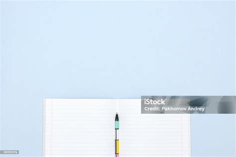 파란색 배경에 펜 학교 노트북을 엽니다 기록 위한 노트북 종이 깨끗 하 고 하얀 시트입니다 교육의 개념입니다 공간에 복사 합니다