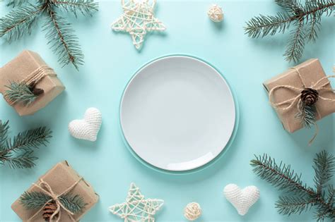 크리스마스 테이블 설정과 전나무 가지가 있는 밝은 파란색 배경에 축제 장식 공간을 복사합니다 플랫 레이 평면도 세일에 대한 스톡