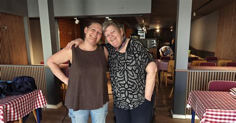 Mor Og Datter Serverer Mormor Mad I Deres Nye Restaurant Himmerland Ligeher Nu