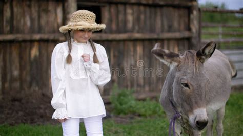 Sch Nes L Chelnder M Dchen Das Arsch Auf L Ndlichen Hof Ber Hrt Stock Video Video Von Land