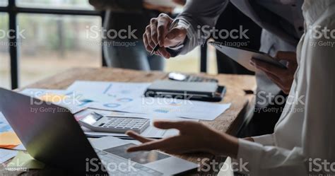 프로젝트 관리자는 마일스톤 진행 계획 및 전문 투자자가 사무실에서 새로운 시작 프로젝트를 수행하는 작업을 작업하고 업데이트합니다