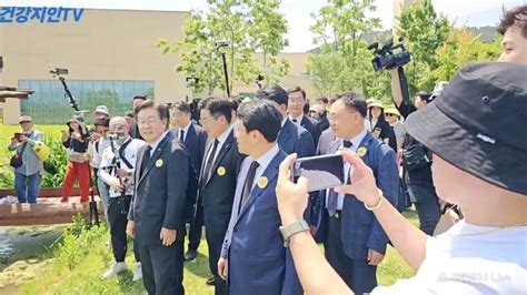 이재명 노무현대통령이 농사짓던 논 구경하며 추억하는 모습 Youtube