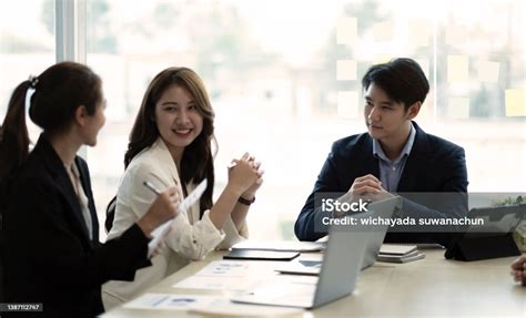 사무실 책상에 앉아 있는 동료들과 함께 일하고 소통하는 젊은 기업인그룹 개념에 대한 스톡 사진 및 기타 이미지 개념 긍정적인 감정 표현 남자 Istock