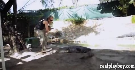 Sexy Girls Enjoyed Seabob And Reptile Wrangling While Naked