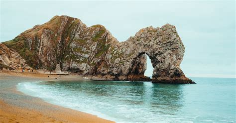 Lulworth 경치 경치 좋은 전망 경치가 좋은 관광 그림 같은 낮 도싯 모래 모험 바다 상징적인 석회암 아치 세계 유산 손을 흔들다 암반층