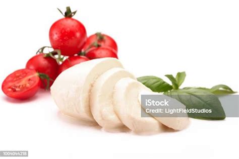 체리 토마토 모 짜 렐 라 치즈 볼을 닫고 바 질 잎에 고립 된 화이트 0명에 대한 스톡 사진 및 기타 이미지 0명 건강한 식생활 날것 Istock
