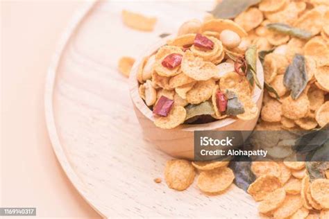 맛있는 시리얼 캐러멜 콘플레이크 따뜻한 톤 배경 옥수수 조각으로 만든 아침 식사 시리얼 달콤한 음식에 대한 스톡 사진 및 기타 이미지 달콤한 음식 미식가 바삭바삭한