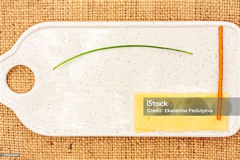 할로윈 파티 음식 아이디어 빗자루 식용 단계 1 흰색 접시에 치즈 짠 막대기와 부추 맨 위 보기입니다 0명에 대한 스톡 사진 및 기타 이미지 Istock