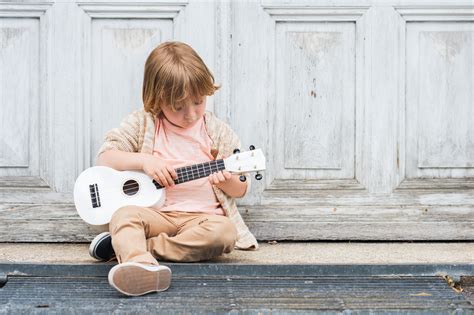 Как выбрать гитару для начинающего ребёнка 8-10 лет?