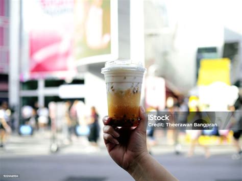 크림 치즈 거품의 레이어와 아이스 열정 과일 티의 플라스틱 유리를 보유 하 Braditional의 중국 음료 각얼음에 대한 스톡 사진 및 기타 이미지 Istock