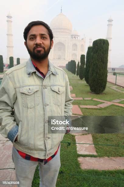 타지마 할의 이미지는 창백한 블루 데님 자 켓 와 수염을 가진 행복 하 게 웃는 힌두교 인도 남자와 흰색 대리석으로 유명한