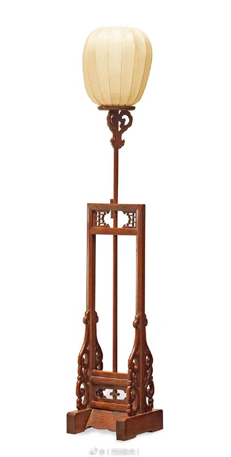 元宵灯荟丨中国的灯文化源远流长。在两千多年的历史长河中，流传下来数以万计的古代灯具，它们造型各异、千姿百态，或青铜，或陶瓷，或竹木，小者仅一握，大者齐门楣。除最重要的日常照明之外，灯具从古至今