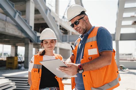 건설 현장에서 디지털 태블릿을 사용하여 프로젝트에 따라 작업을 확인하는 토목 엔지니어 개발에 대한 스톡 사진 및 기타 이미지 개발 건설 산업 건설 현장 Istock