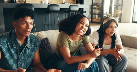 친구 사람들 및 스포츠 경기 목표 실패 및 결과에 대한 서스펜스를 위해 집에서 Tv를 시청하는 스트레스 축구 경기 긴장 및 라이브 스트리밍 토너먼트 팀 지원과 열정으로