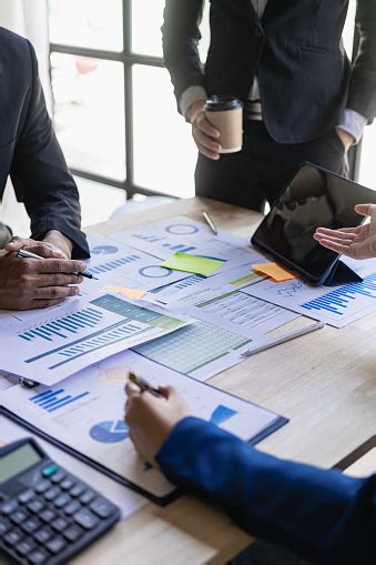 현대 사무실에서 스타트업 프로젝트를 함께 하는 젊은 동료들은 세로 이미지 분석 계산을 브레인스토밍하고 있다 경영자에 대한 스톡