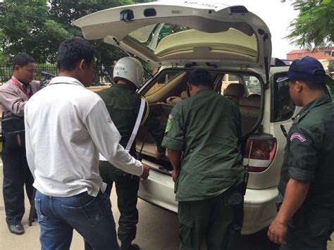 នគរបាលក្រុងតាខ្មៅរួមជាមួយកម្លាំងអាវុធហត្ថ ដាក់គោលដៅត្រួតពិនិត្យអាវុធជាតិផ្ទុះ