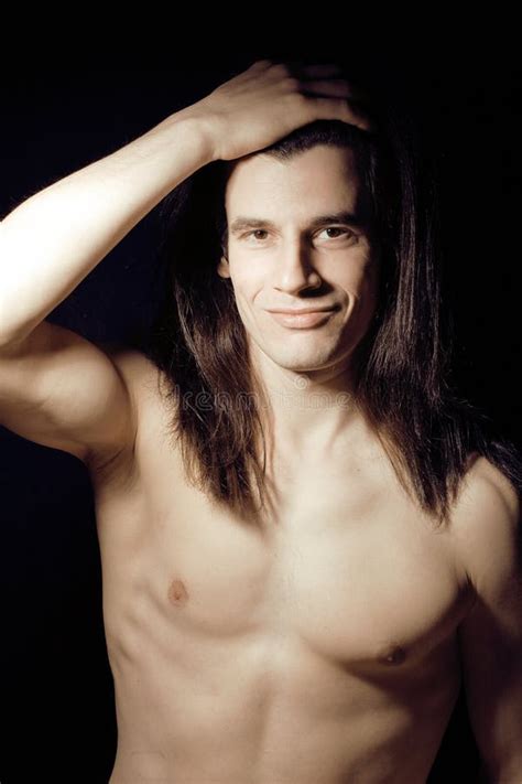 Красивый молодой человек с голым торсом длинных волос на концепции людей образа жизни черной