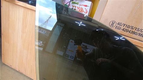 제네시스 G90 차량의 돌빵으로 깨진 이중접합 쏠라 차음 도어유리 교체수리를 완료한 영상입니다 이외의 앞유리교환 뒷유리교체 차유리복원용접등이 가능합니다 Youtube