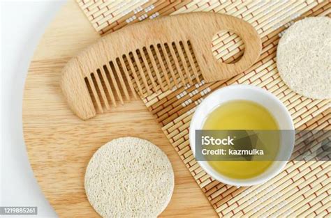 올리브 오일 수세미 스폰지와 나무 머리 러쉬 수제 마스크를 준비하기위한 성분 자연 미용 트리트먼트 레시피와 제로 폐기물 개념