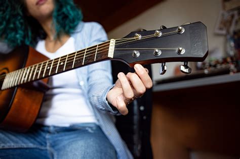 집에서 기타를 연주하는 알아볼 수 없는 아름다운 젊은 여자 가정 생활에 대한 스톡 사진 및 기타 이미지 가정 생활 가정의 방 거실 Istock