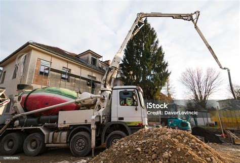 슬로베니아 류블랴나의 건설 현장에 신선한 콘크리트를 쏟아 붓는 콘크리트 펌퍼 트럭 0명에 대한 스톡 사진 및 기타 이미지 0명 강철 개발 Istock