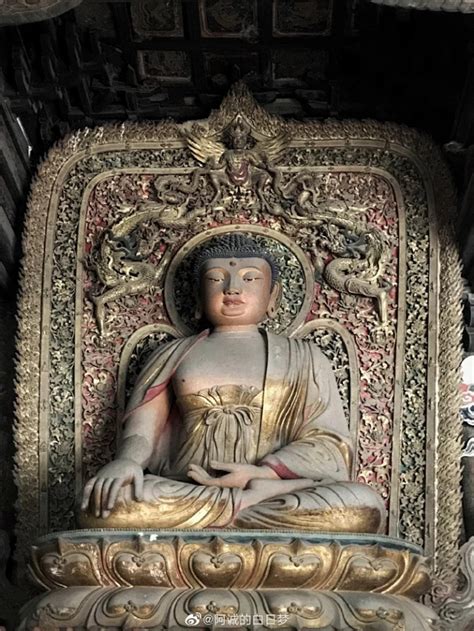 平武报恩寺（三） 大悲殿与大雄宝殿 大悲殿中的用整根楠木雕成的明代千手千眼观音像，完好无缺，形制比例都是典范。 大雄宝殿内也有大型的明代三世佛塑像，殿内四周皆布满壁画。 摄影超话 四川超话