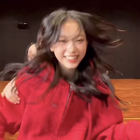 [잡담] 뉴진스 애기들 반윤희 포즈 어색해 인스티즈 Instiz 연예 카테고리